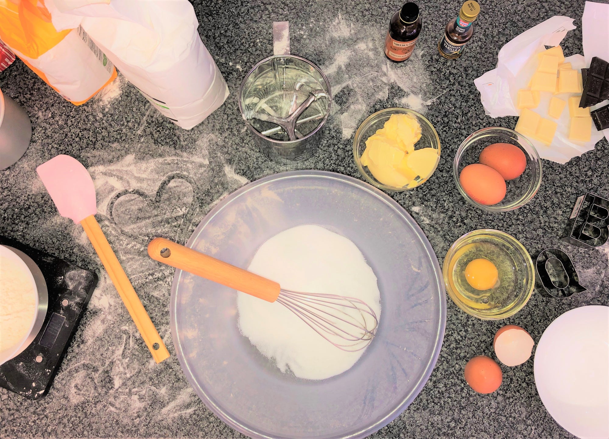 Whole Oreo cake / vanilla & oreo fill – Q's Bakery